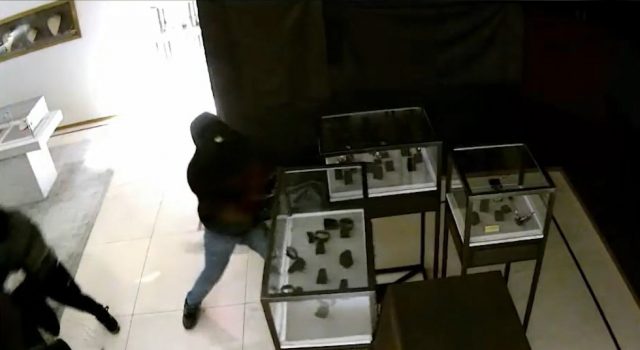 Smash And Grab Gang Hammer Iconic New York Jeweller