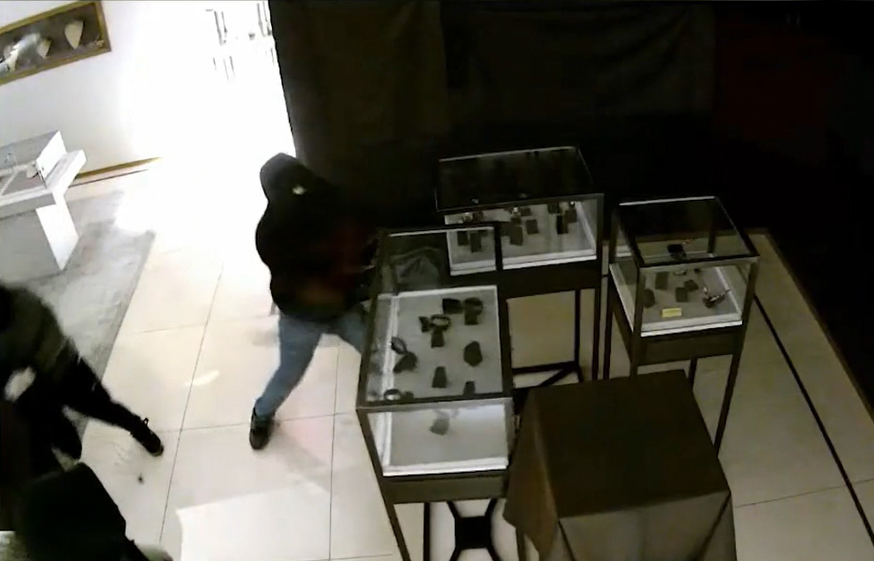 Smash And Grab Gang Hammer Iconic New York Jeweller